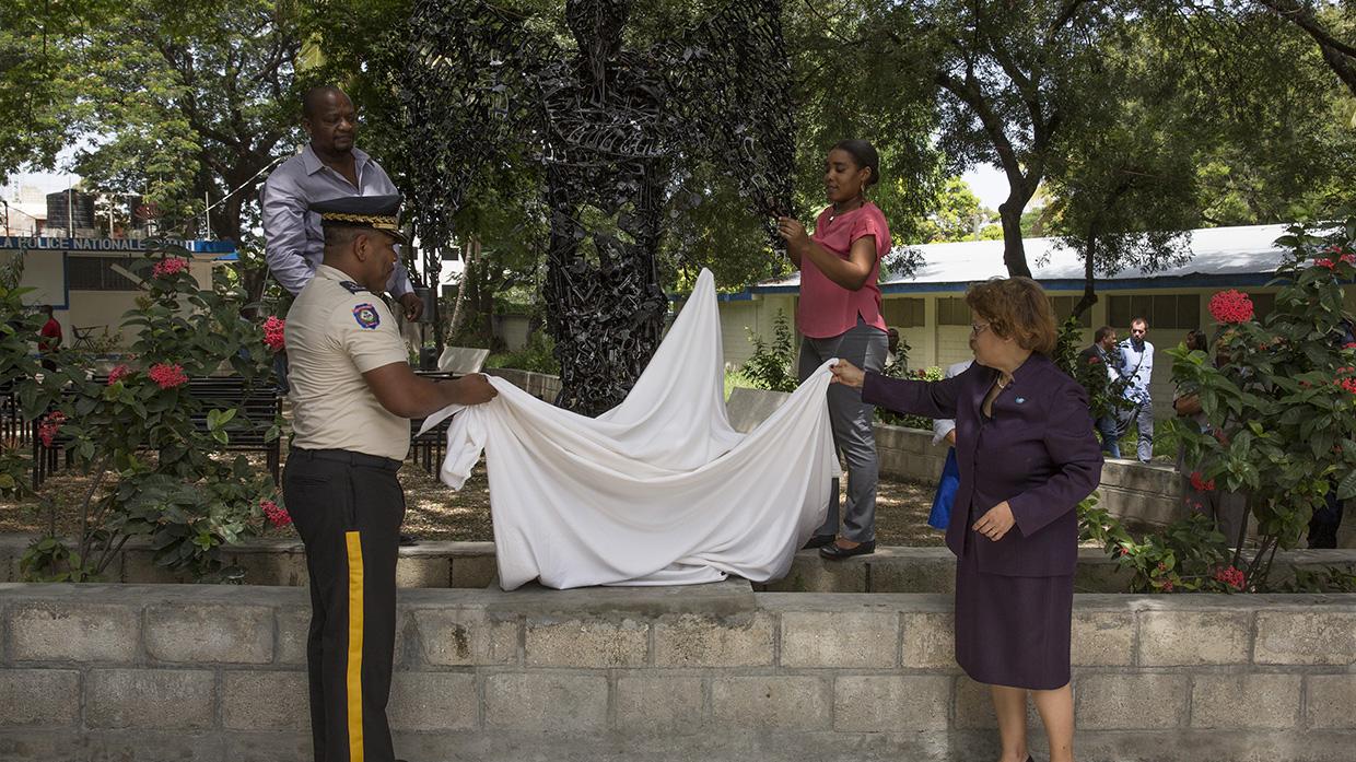 Une statue pour immortaliser la lutte pour la paix | MINUSTAH